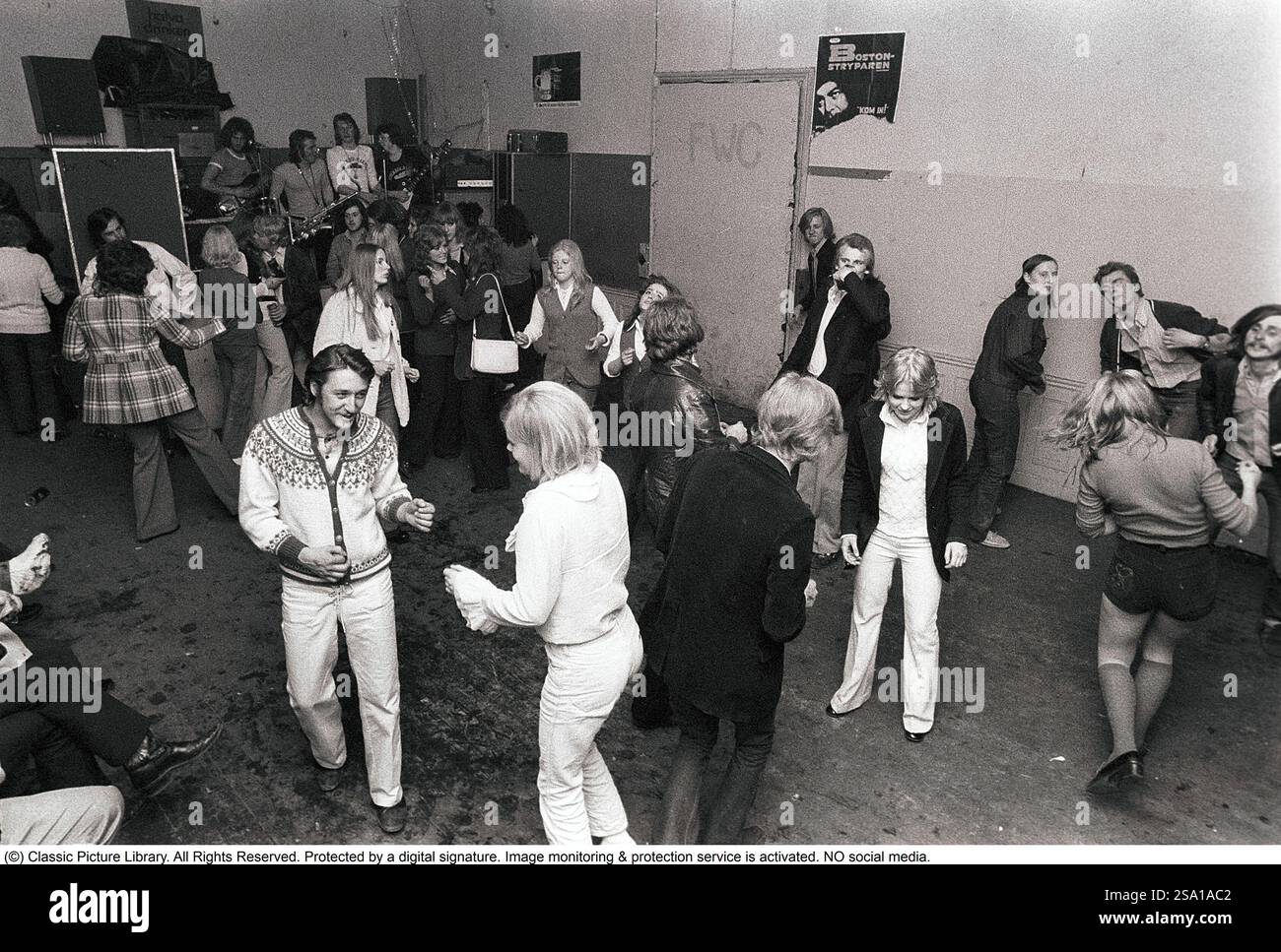 This is how people partied in the 1970s. People dance and drink beer ...