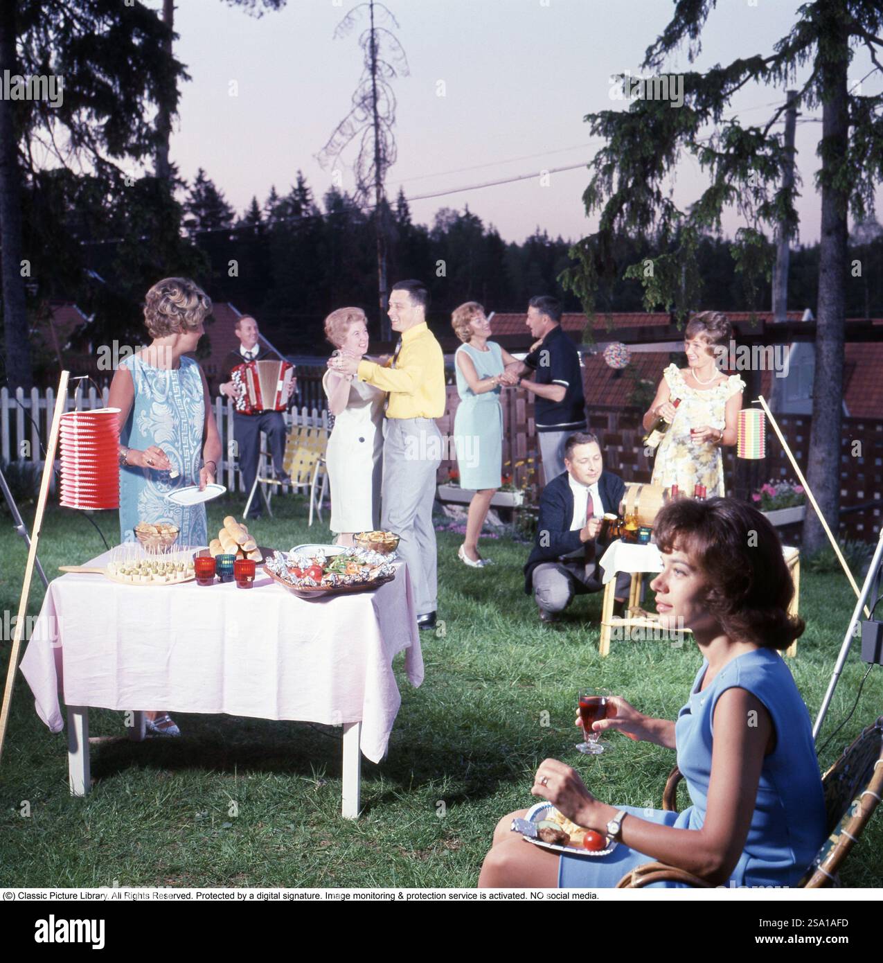 Group of women in 1960s hi-res stock photography and images - Alamy