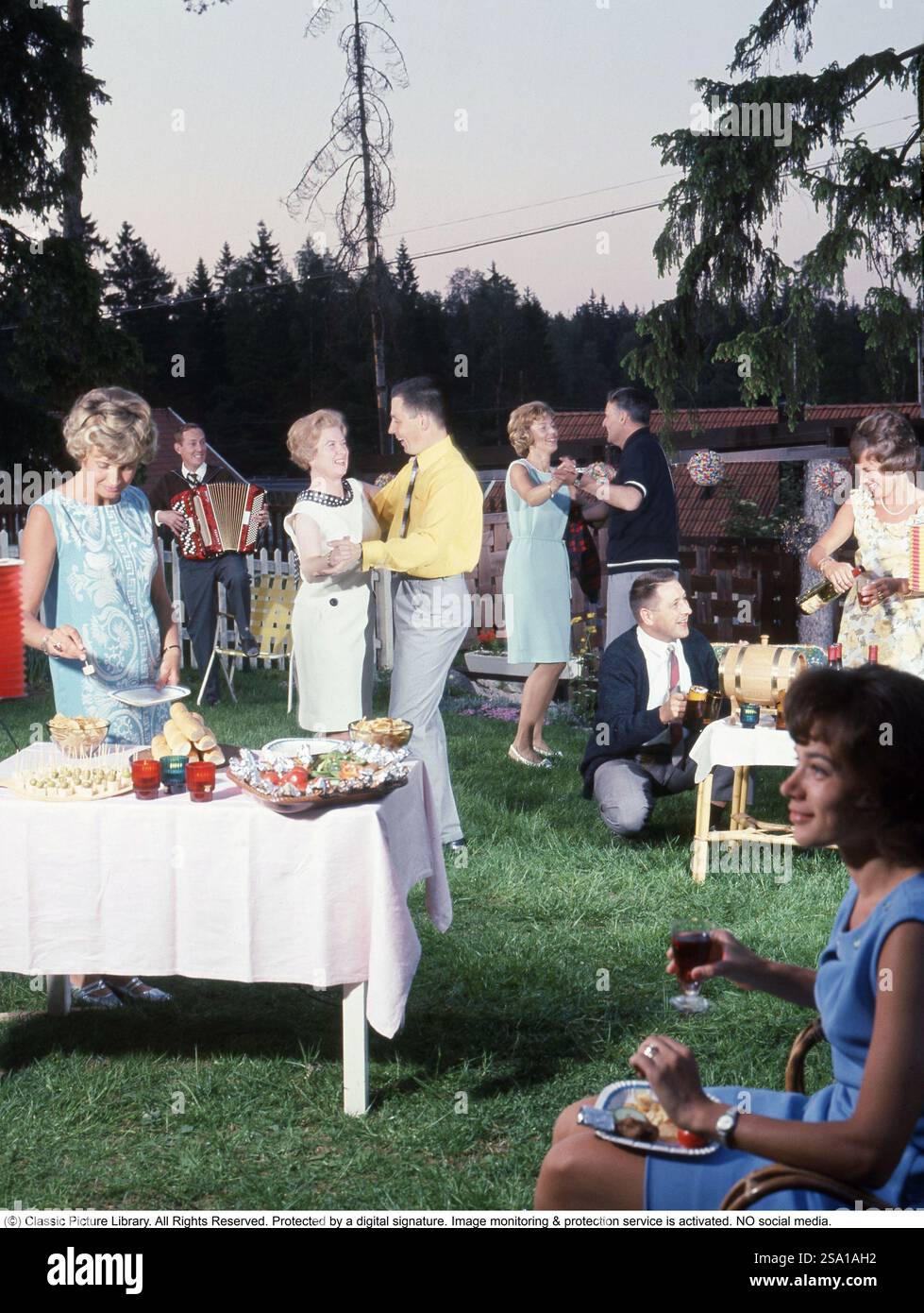 Group of women in 1960s hi-res stock photography and images - Alamy