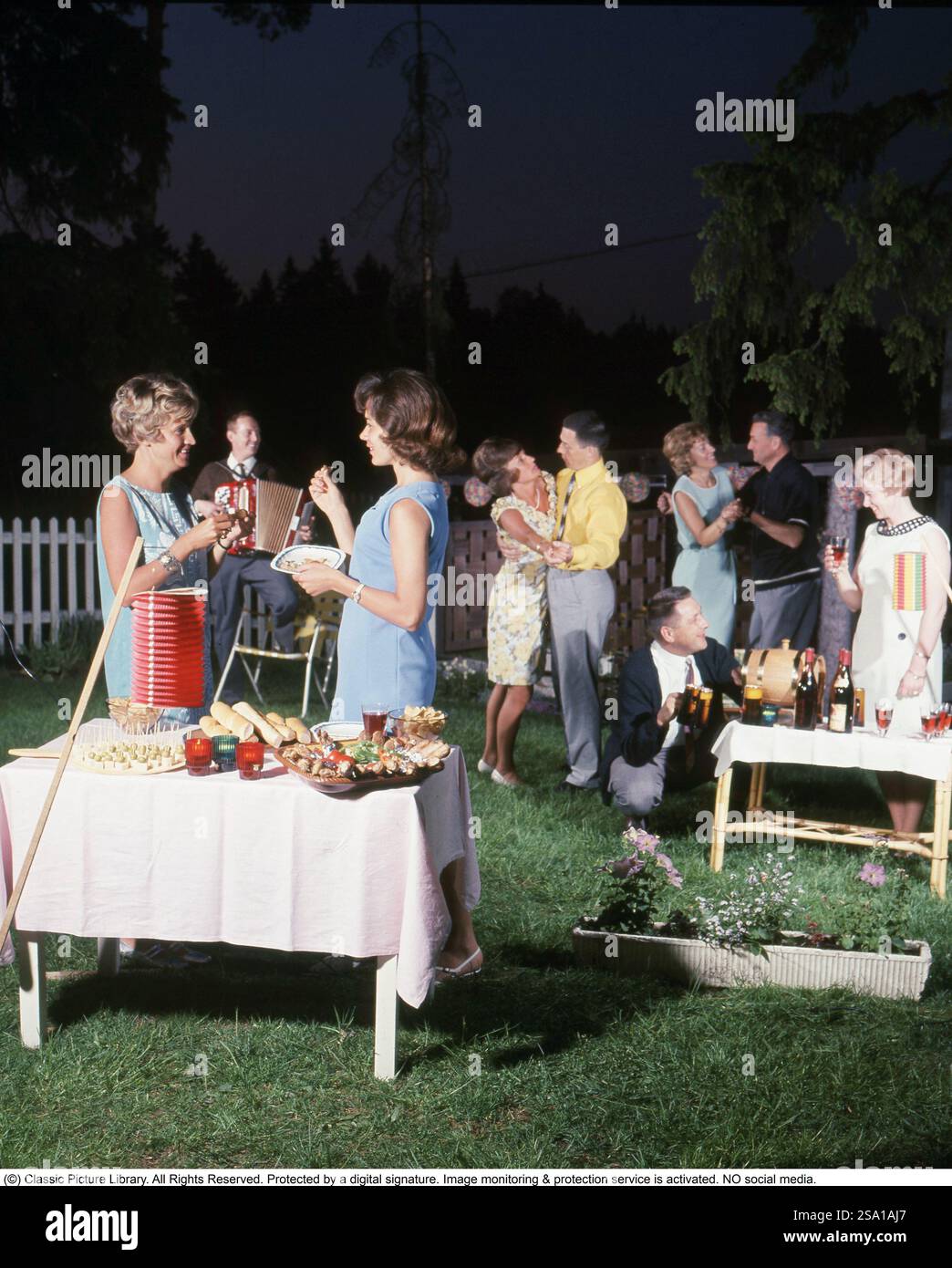 Group of women in 1960s hi-res stock photography and images - Alamy
