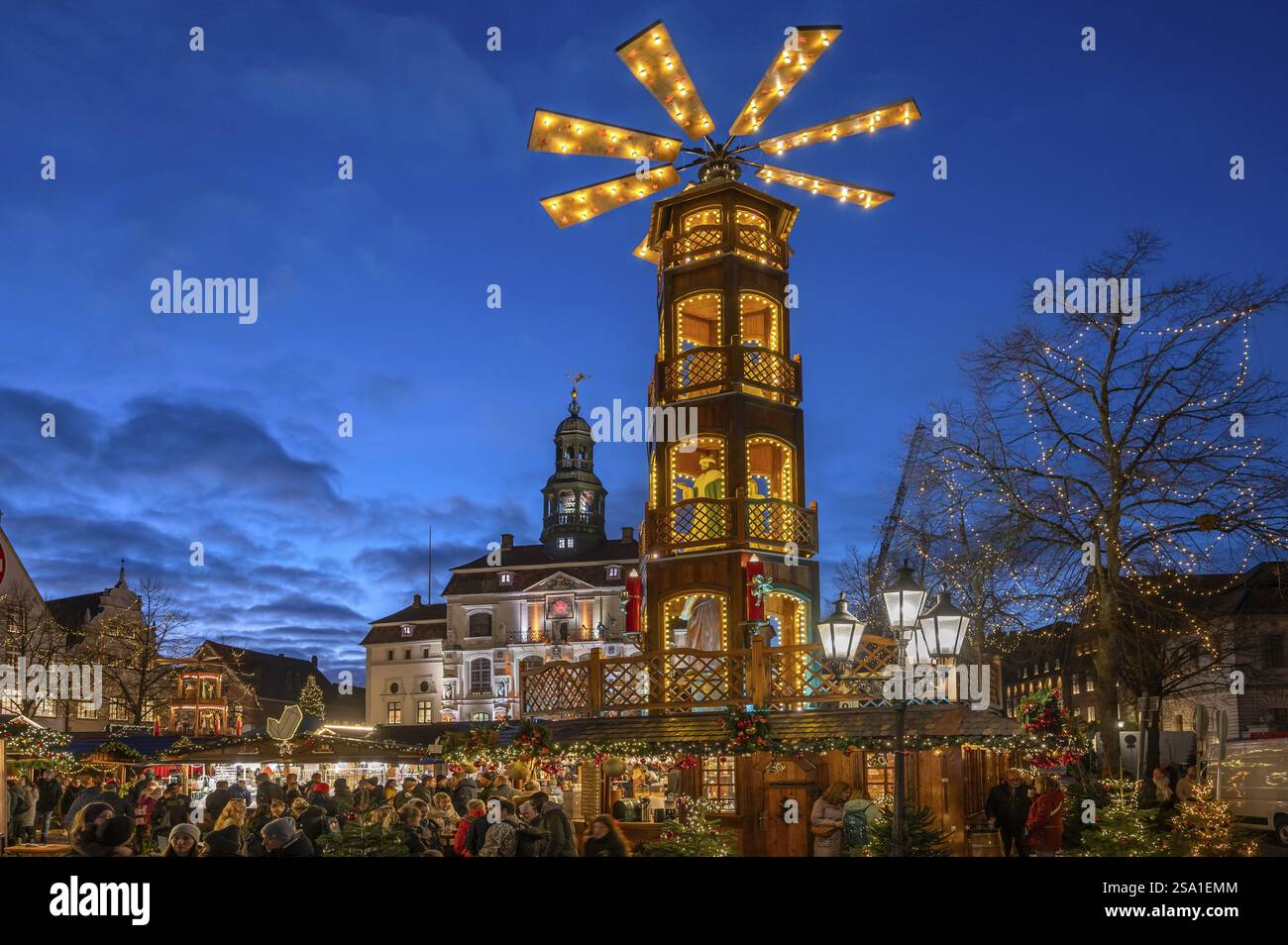 Christmas market with large Christmas pyramid on the market square ...