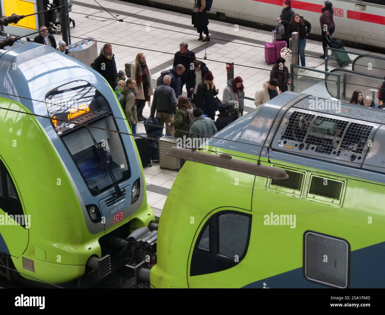 Deutsche-Bahn -Einblicke bei einer Bahnfahrt mit Start im Bahnhof ...