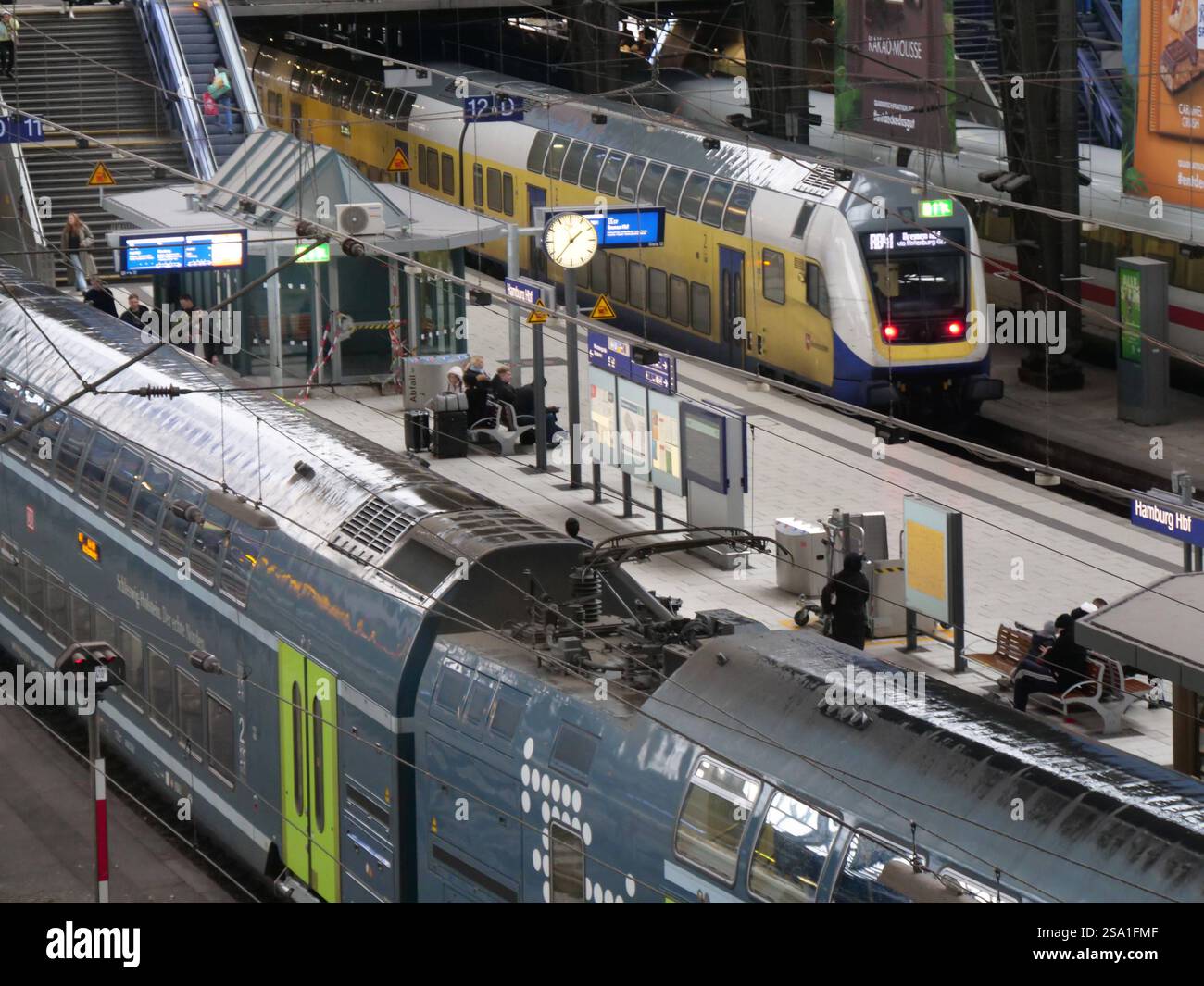 Deutsche-Bahn -Einblicke bei einer Bahnfahrt mit Start im Bahnhof ...