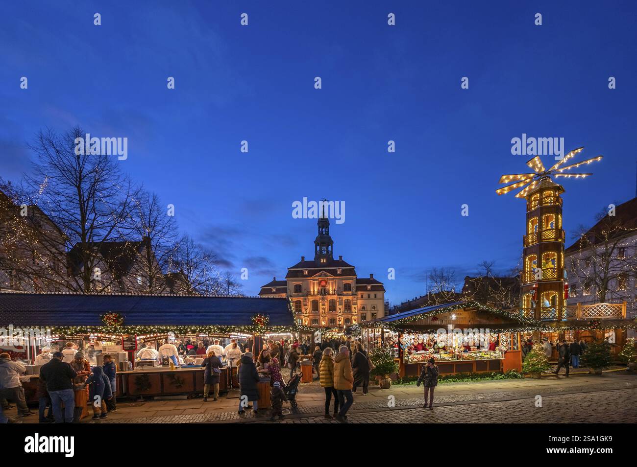 Christmas market with large Christmas pyramid on the market square ...