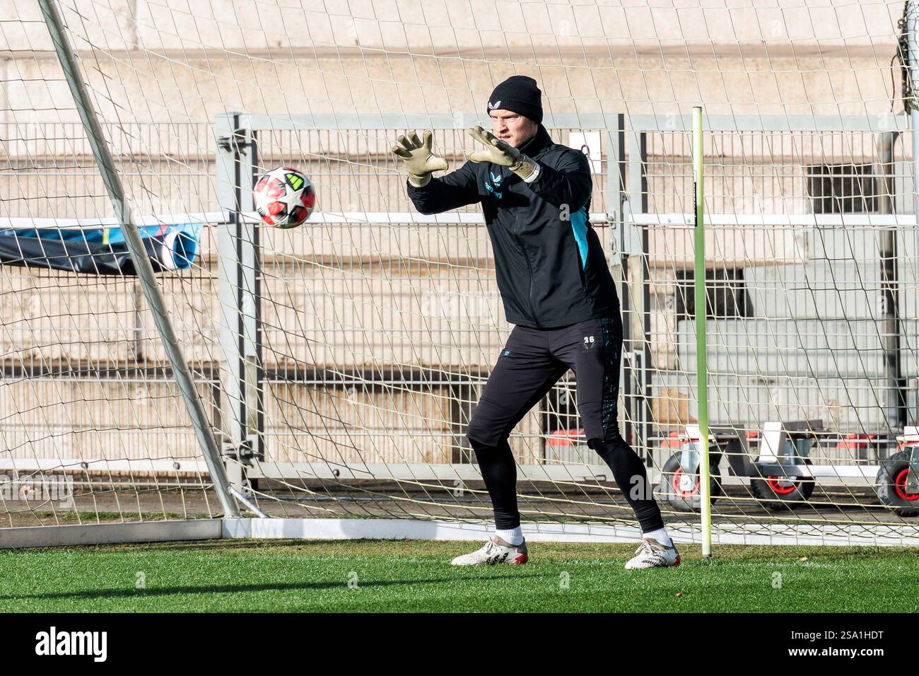 Leverkusen, Deutschland. 28th Jan, 2025. Niklas Lomb (Bayer 04 ...