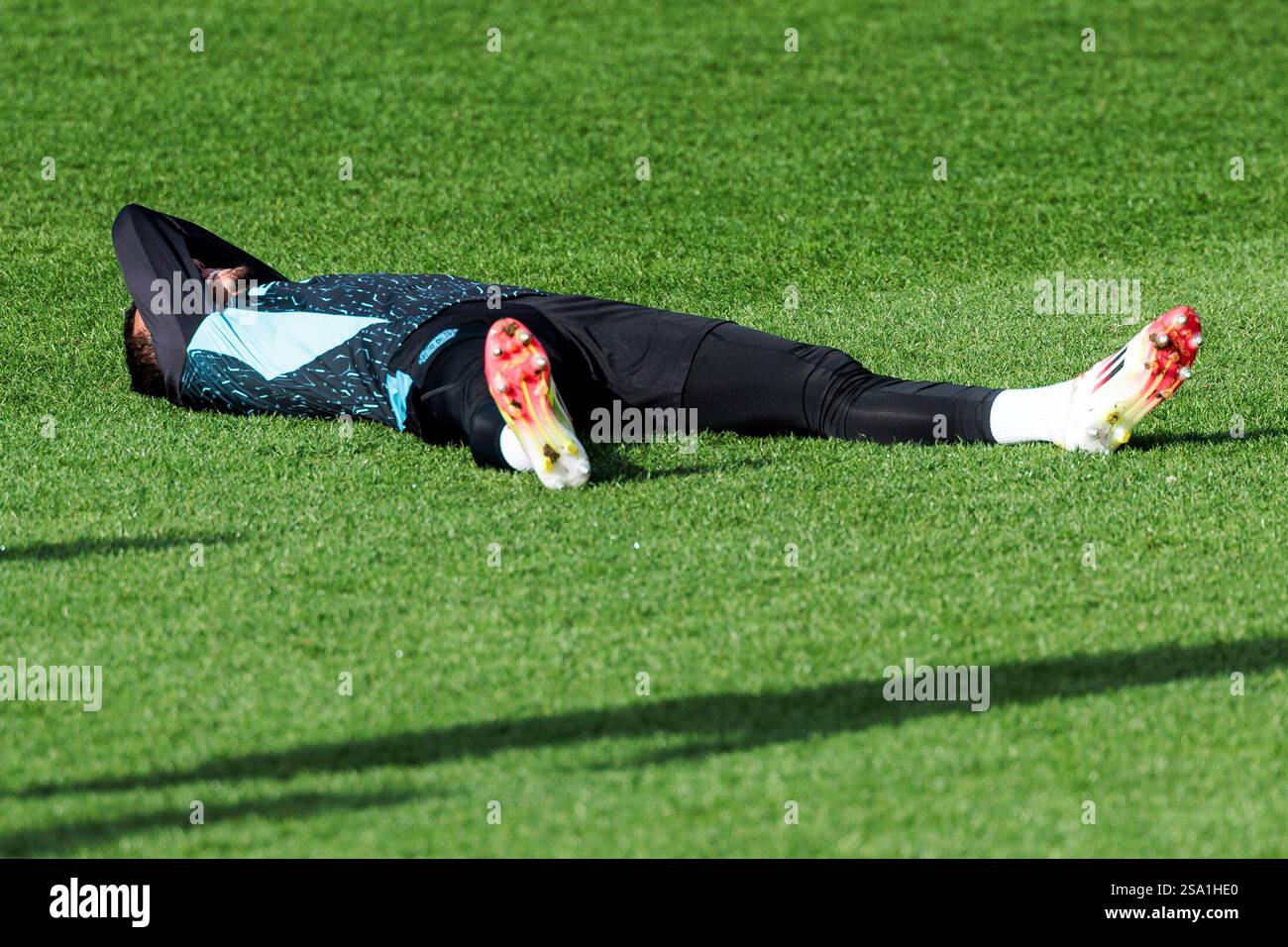 Arthur (Bayer 04 Leverkusen, 13) liegt lachend auf dem Boden UEFA ...