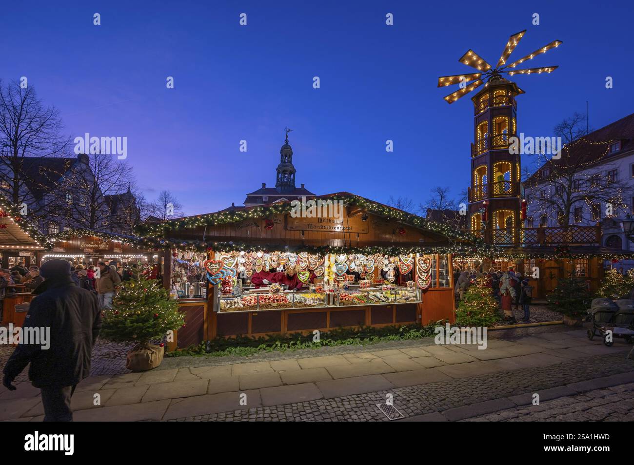 Christmas market with large Christmas pyramid on the market square ...