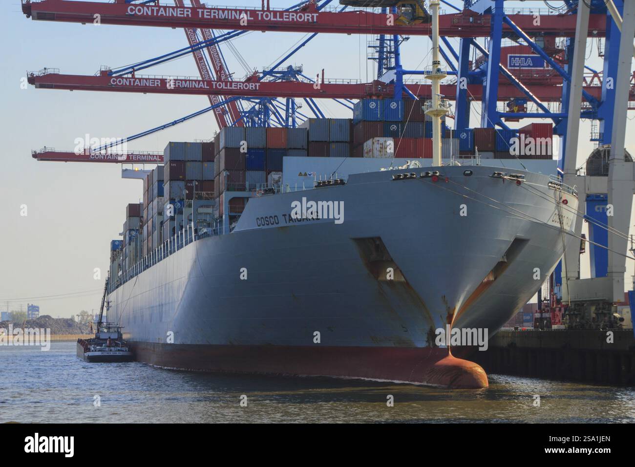 HHLA Container Terminal Tollerort, container freighter Cosco Taicang ...