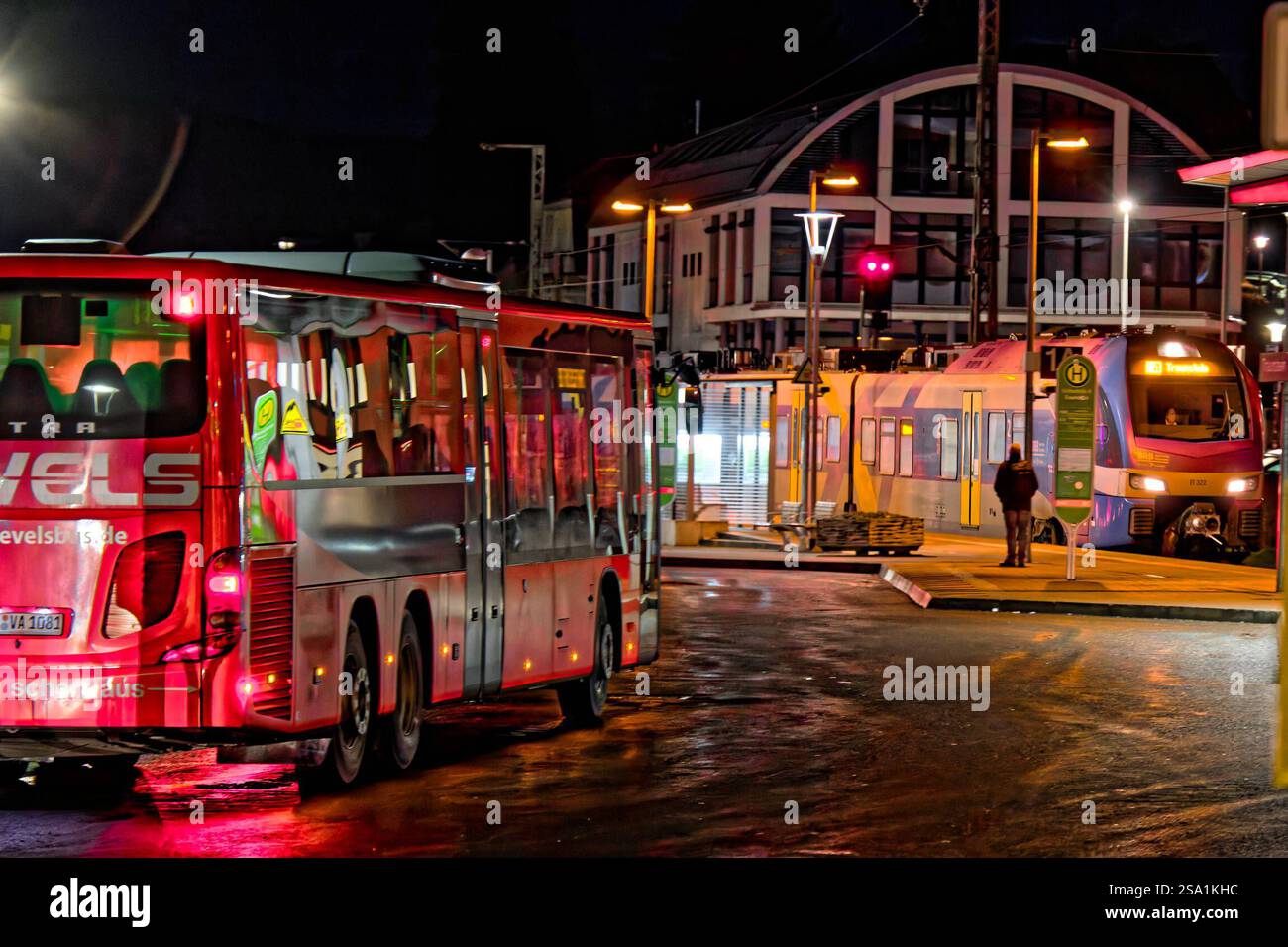 Morgens am Bahnhof. Bus und Bahn stehen am Bahnhof Traunstein für ...