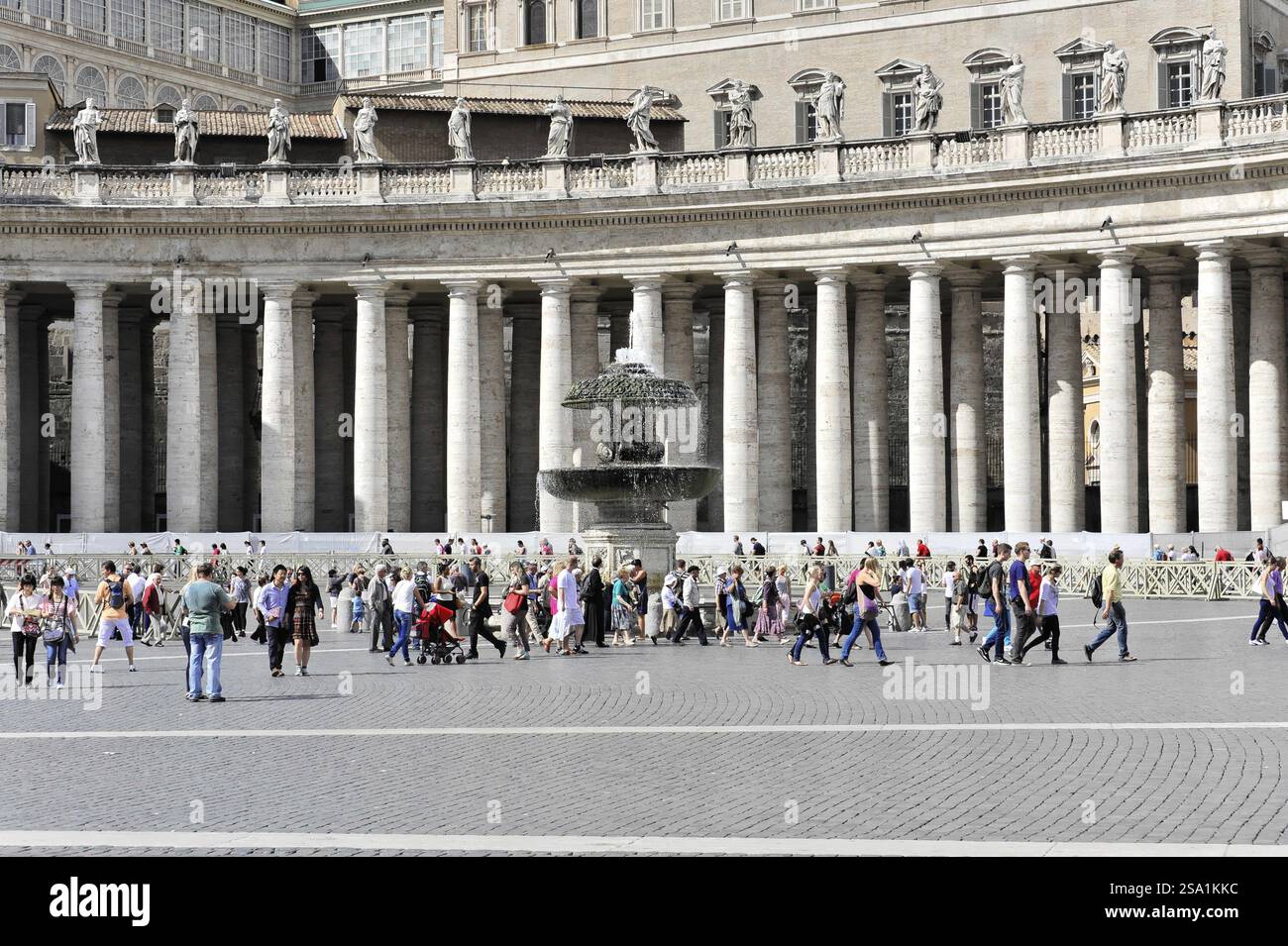 St Peter's Basilica, St Peter's Square, Vatican City, Vatican, Rome ...