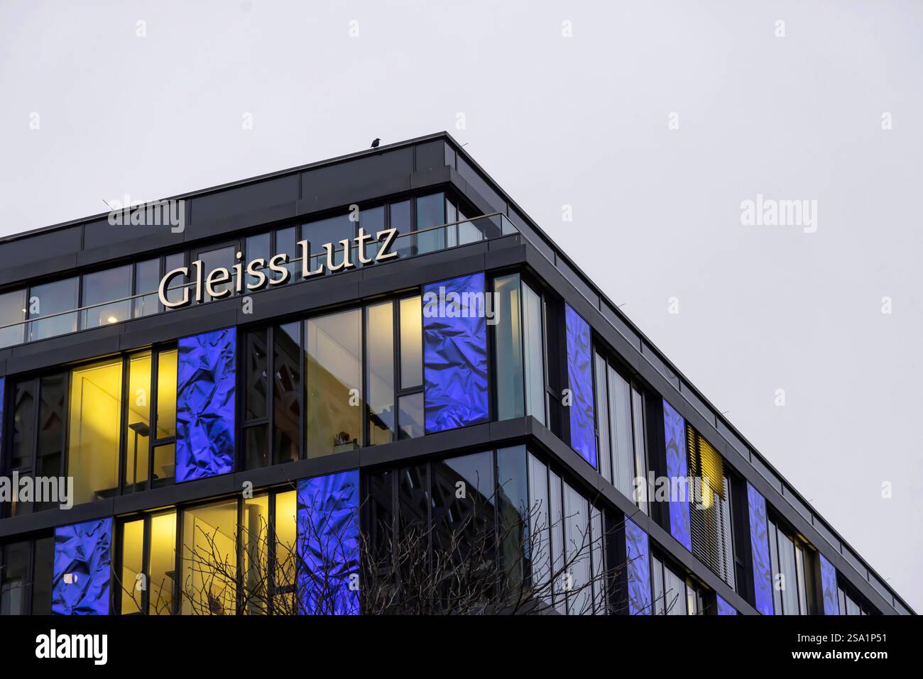 Gleiss Lutz Rechtsanwälte Stuttgart. Logo an der Fassade am Firmensitz ...