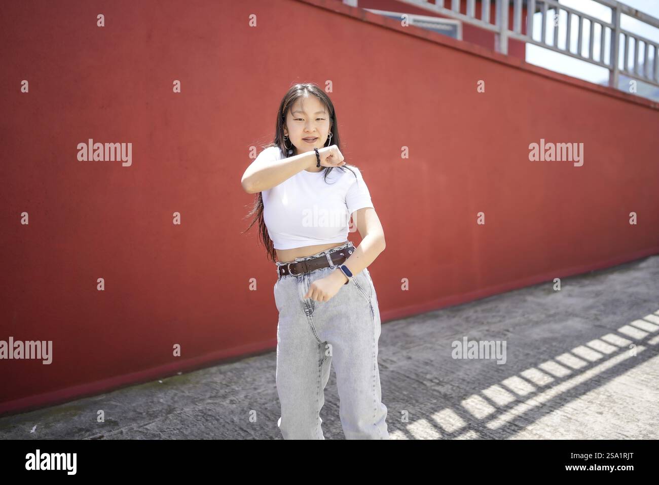 Young thai dancers performing hi-res stock photography and images - Alamy