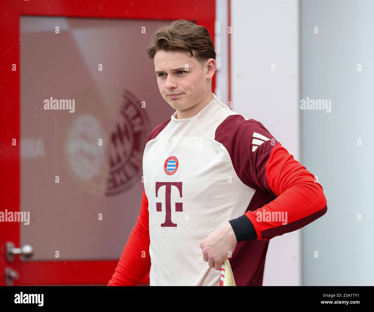 Jonas Urbig (FC Bayern Muenchen, #40) auf dem Weg aus der Kabine auf ...
