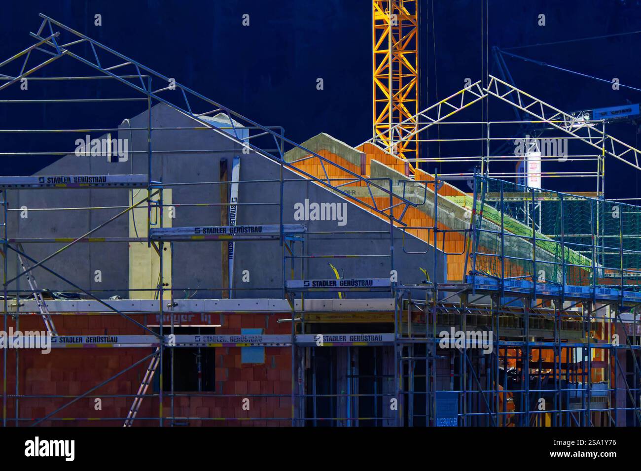 Wohnungsbau. Morgens auf der Baustelle. Traunstein Bayern Deutschland ...