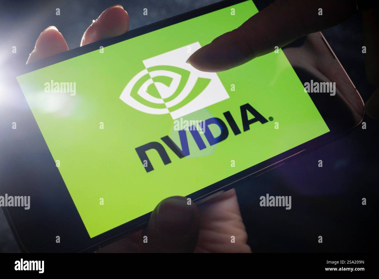 Das Logo der Nvidia Corporation ist auf einem Smartphone zu sehen ...