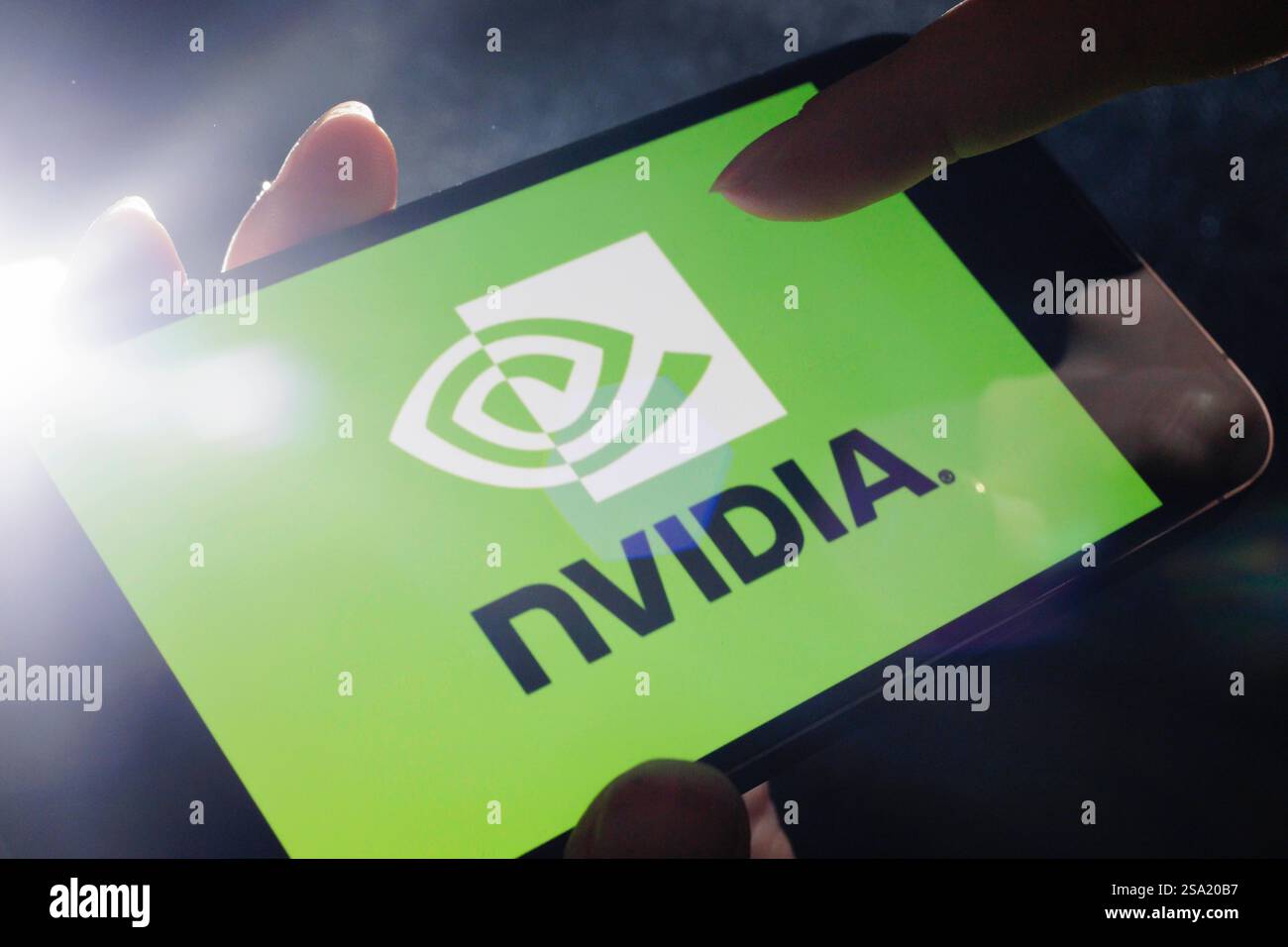 Das Logo der Nvidia Corporation ist auf einem Smartphone zu sehen ...