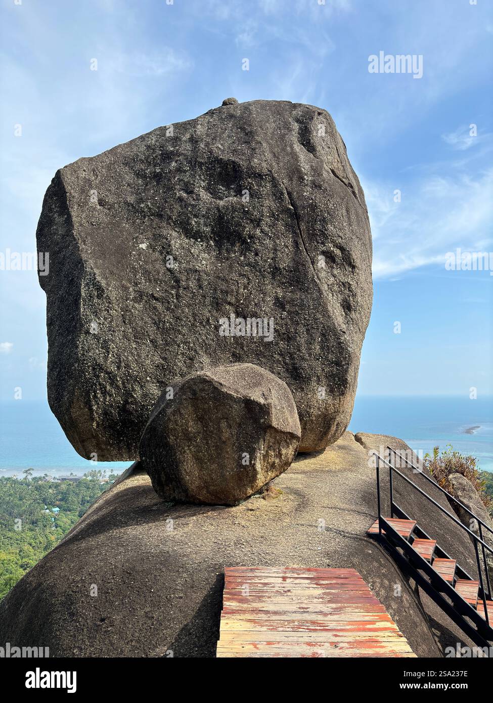 The Overlap Stone of Koh Samui: Nature's Balancing Act Stock Photo - Alamy
