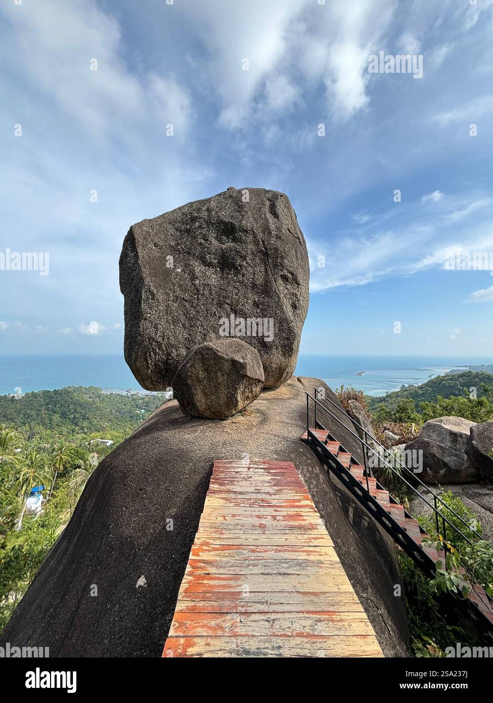 The Overlap Stone of Koh Samui: Nature's Balancing Act Stock Photo - Alamy