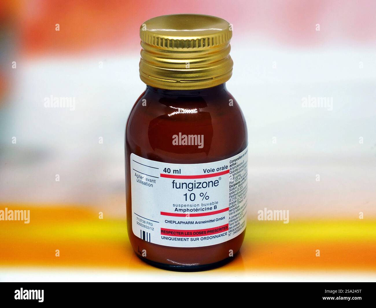 Bottle of Fungizone 10%. Fungizone 016853 032 Stock Photo - Alamy