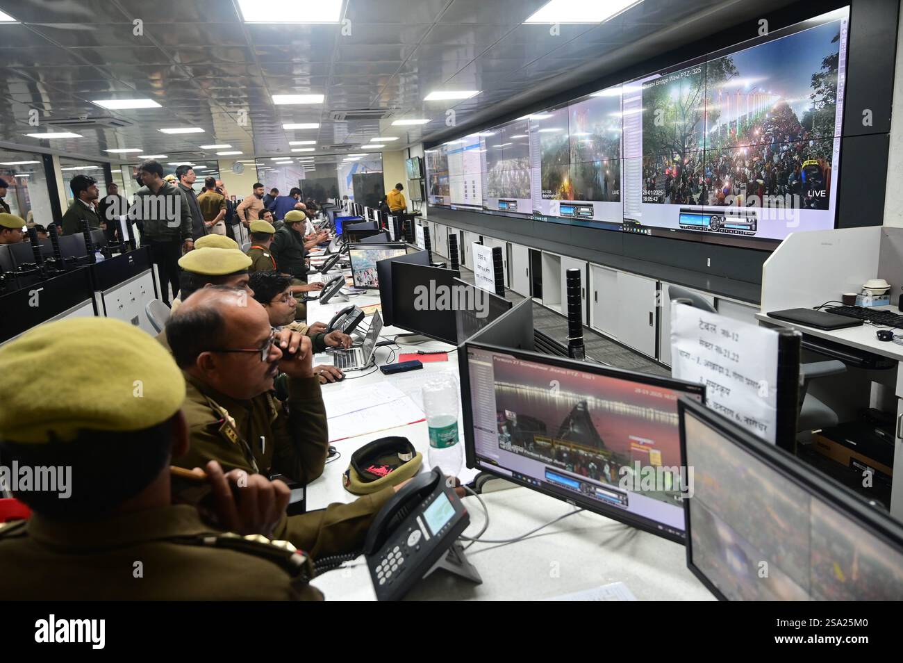 Prayagraj, Uttar Pradesh, India. 28th Jan, 2025. Prayagraj: Police ...