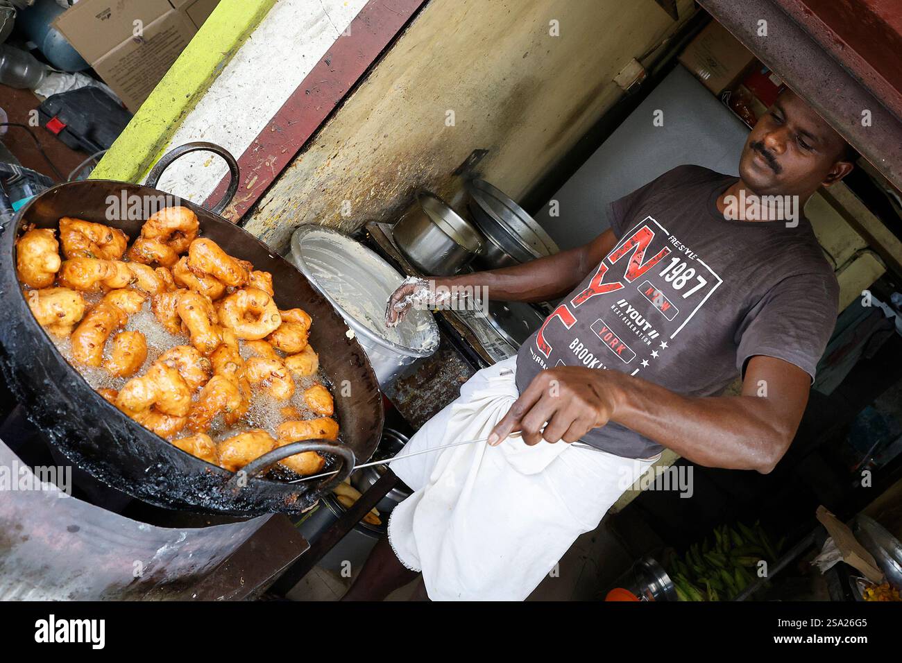 Food vendor cooking onion bhaji rings in Kochi, Kerala, India Stock ...