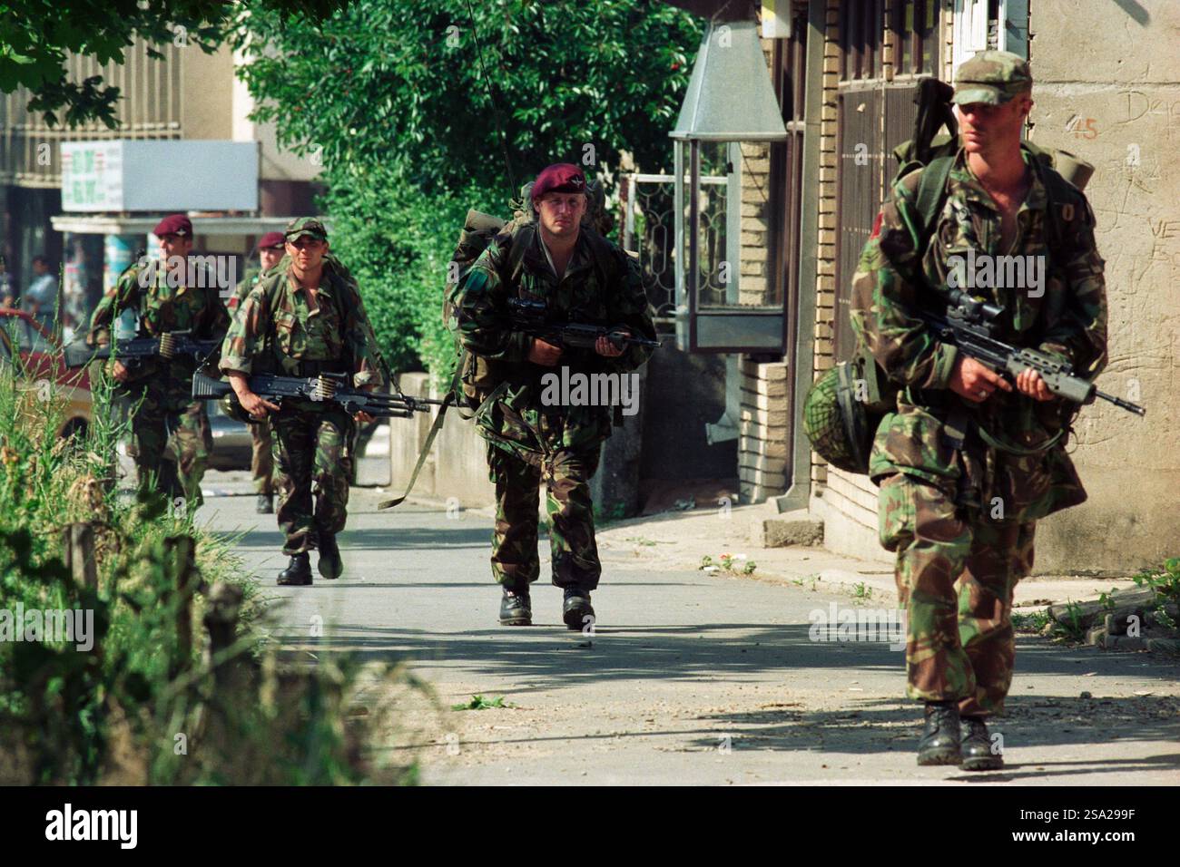 British paratroopers, members of the 1st Battalion of the Parachute ...