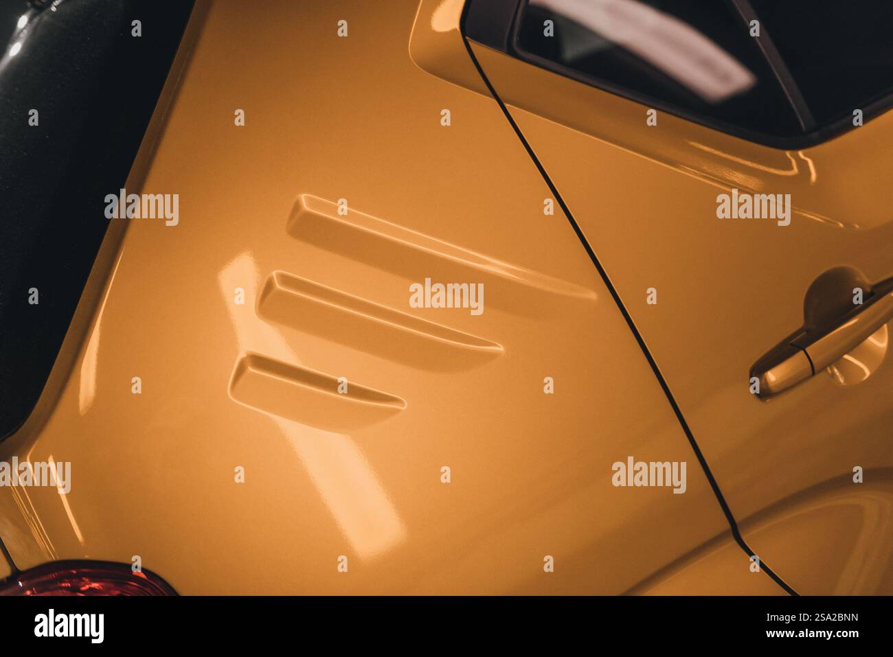 Car bodywork: stamping of three slanted lines behind rear door. Rear ...