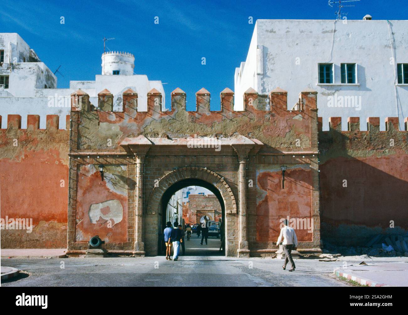 Oposing gateways hi-res stock photography and images - Alamy