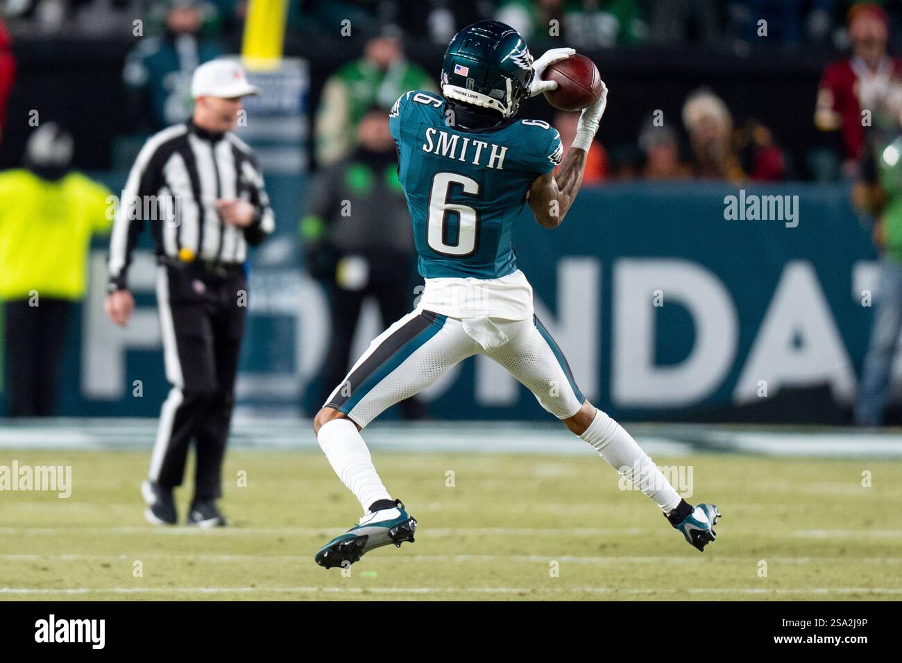 Philadelphia Eagles wide receiver DeVonta Smith (6) catches the ball ...