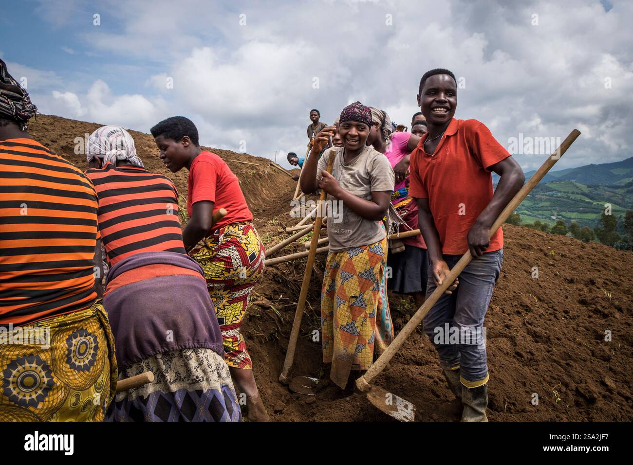 Rwanda. Surrounding of Kibuye. Peasants at Work Stock Photo - Alamy
