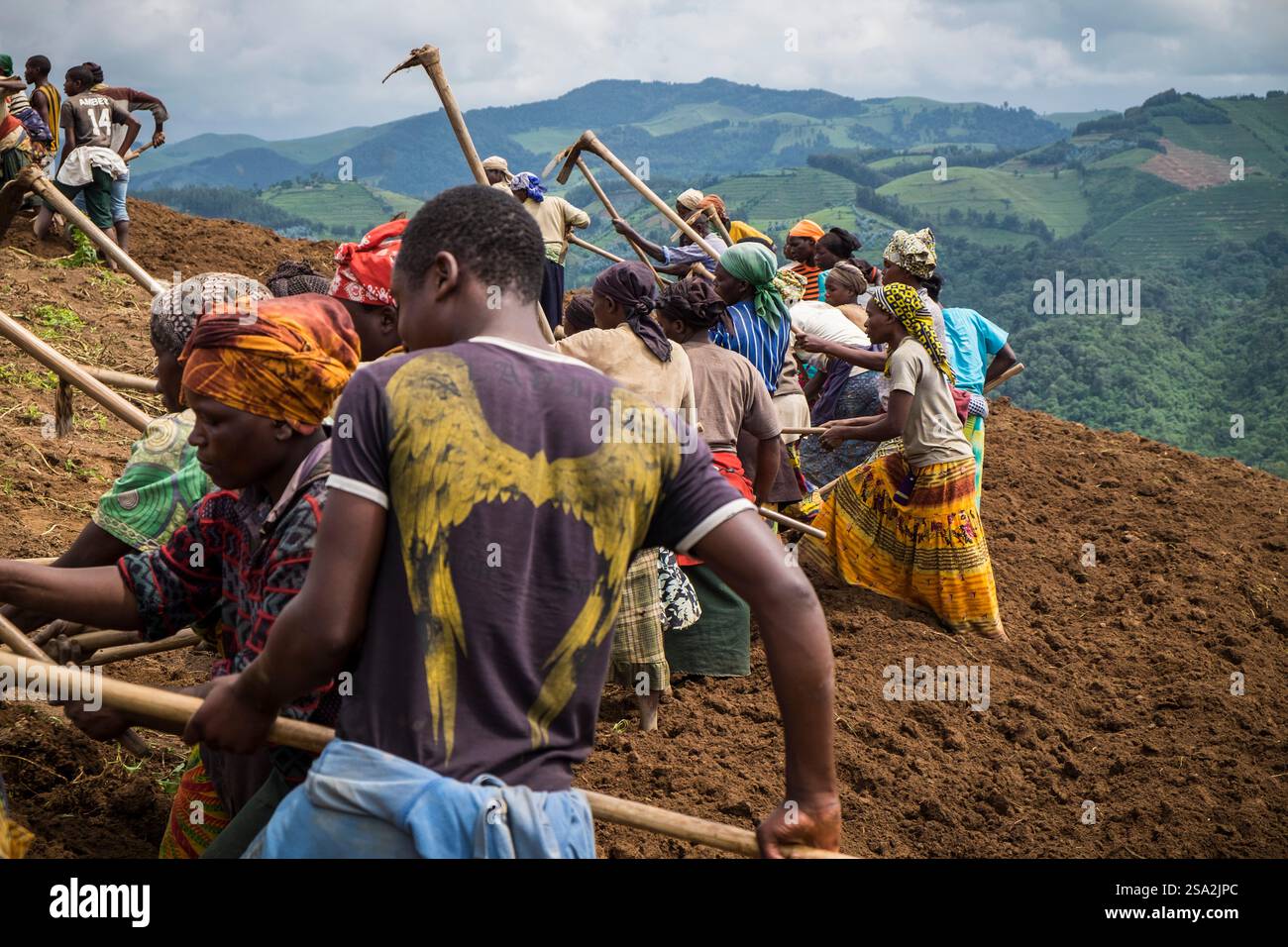 Rwanda. Surrounding of Kibuye. Peasants at Work Stock Photo - Alamy
