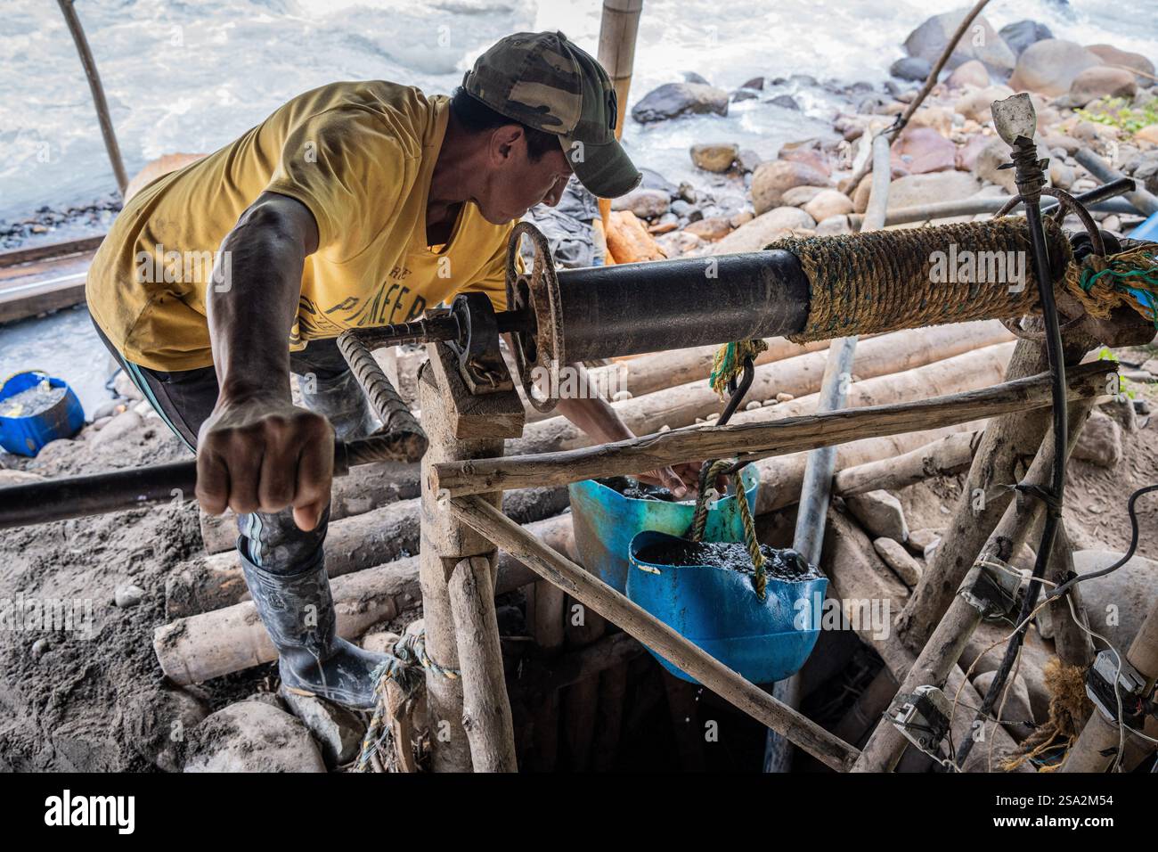 Supia, Colombia. 24th Jan, 2025. A miner extracts sand from the mine ...