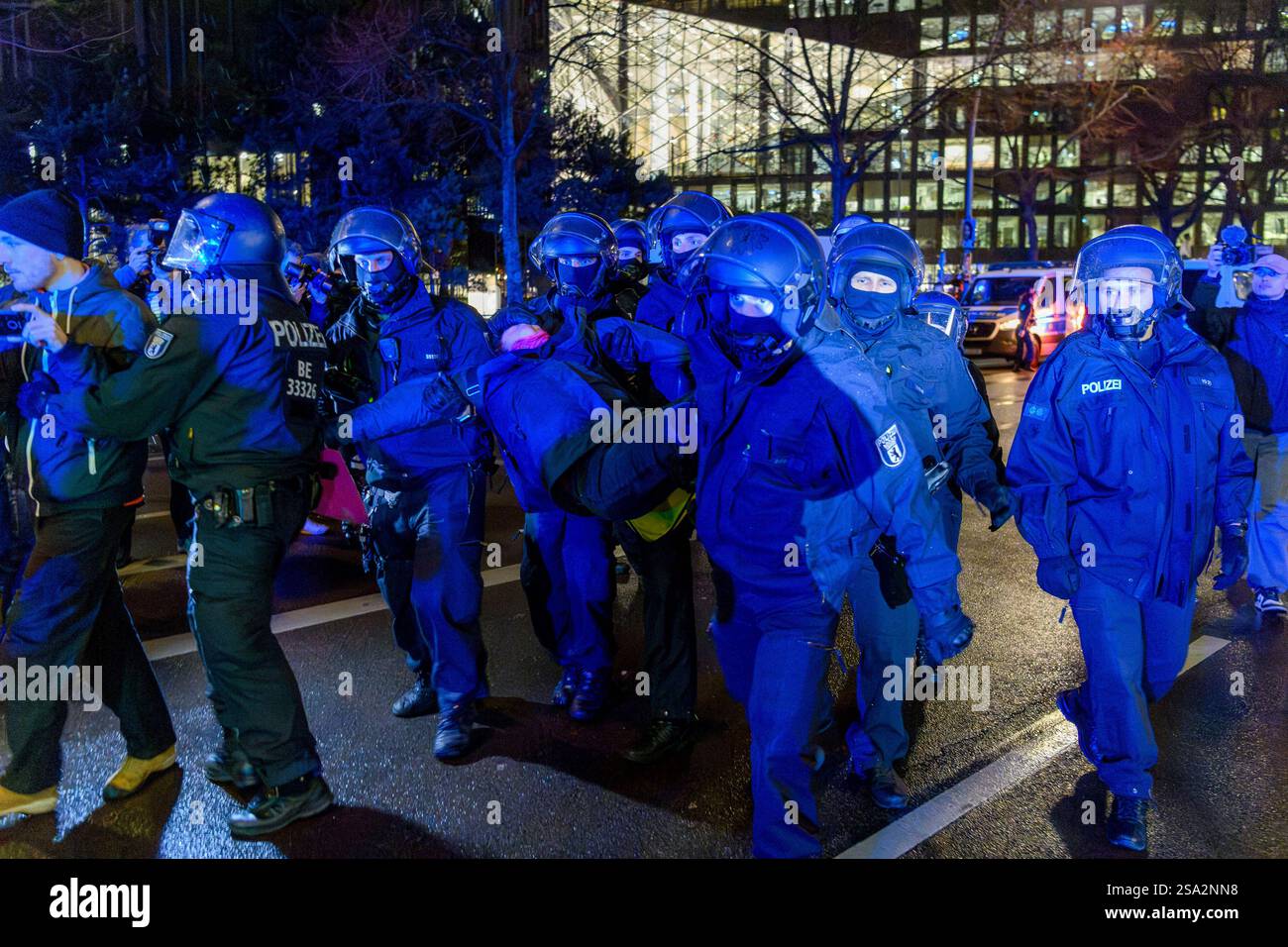 Welt-Wirtschaftsgipfel, Proteste vor dem Axel-Springer-Hochhaus, Berlin ...