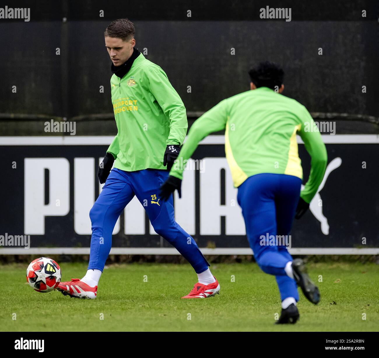 EINDHOVEN - Joey Veerman of PSV Eindhoven during PSV's MD-1 training ...