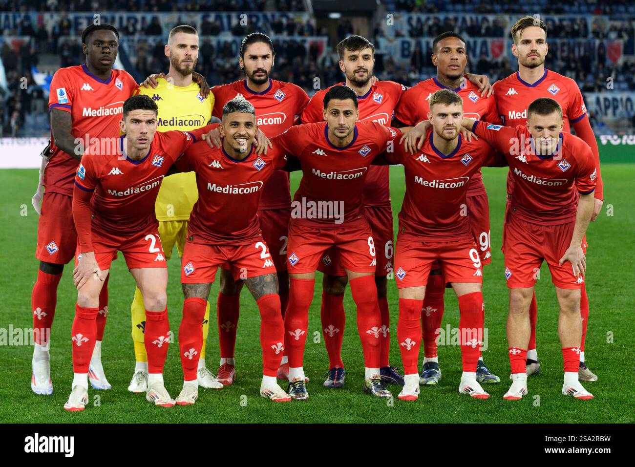 Fiorentina players pose for a team photo during the Serie A football ...