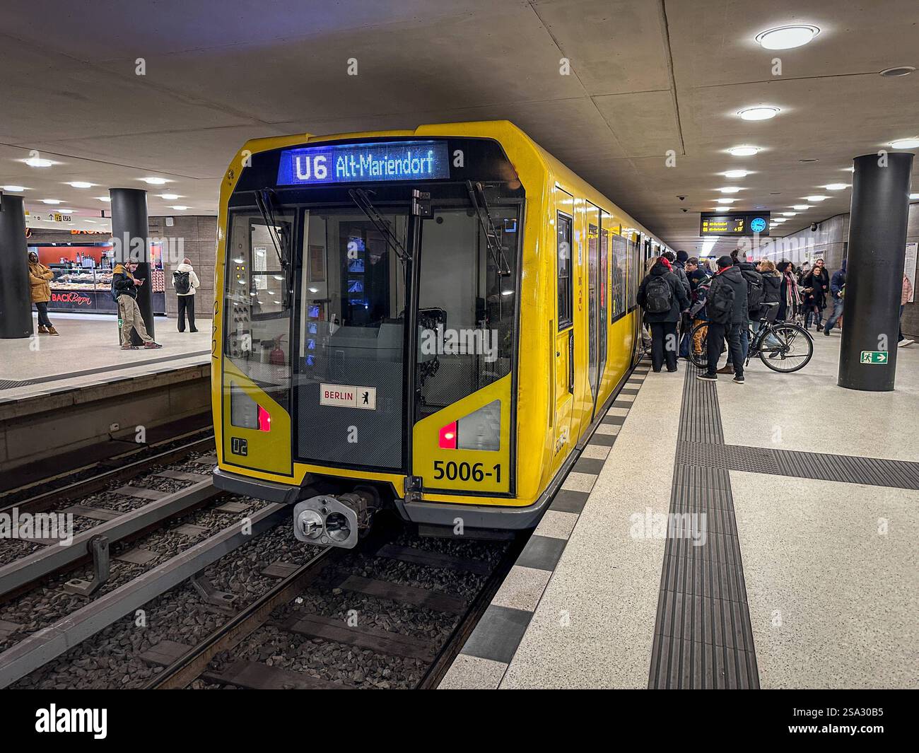 U-Bahn Zug der Berliner Verkehrsbetriebe an der Station Unter den Linden, U6 Ziel Alt Mariendorf ...