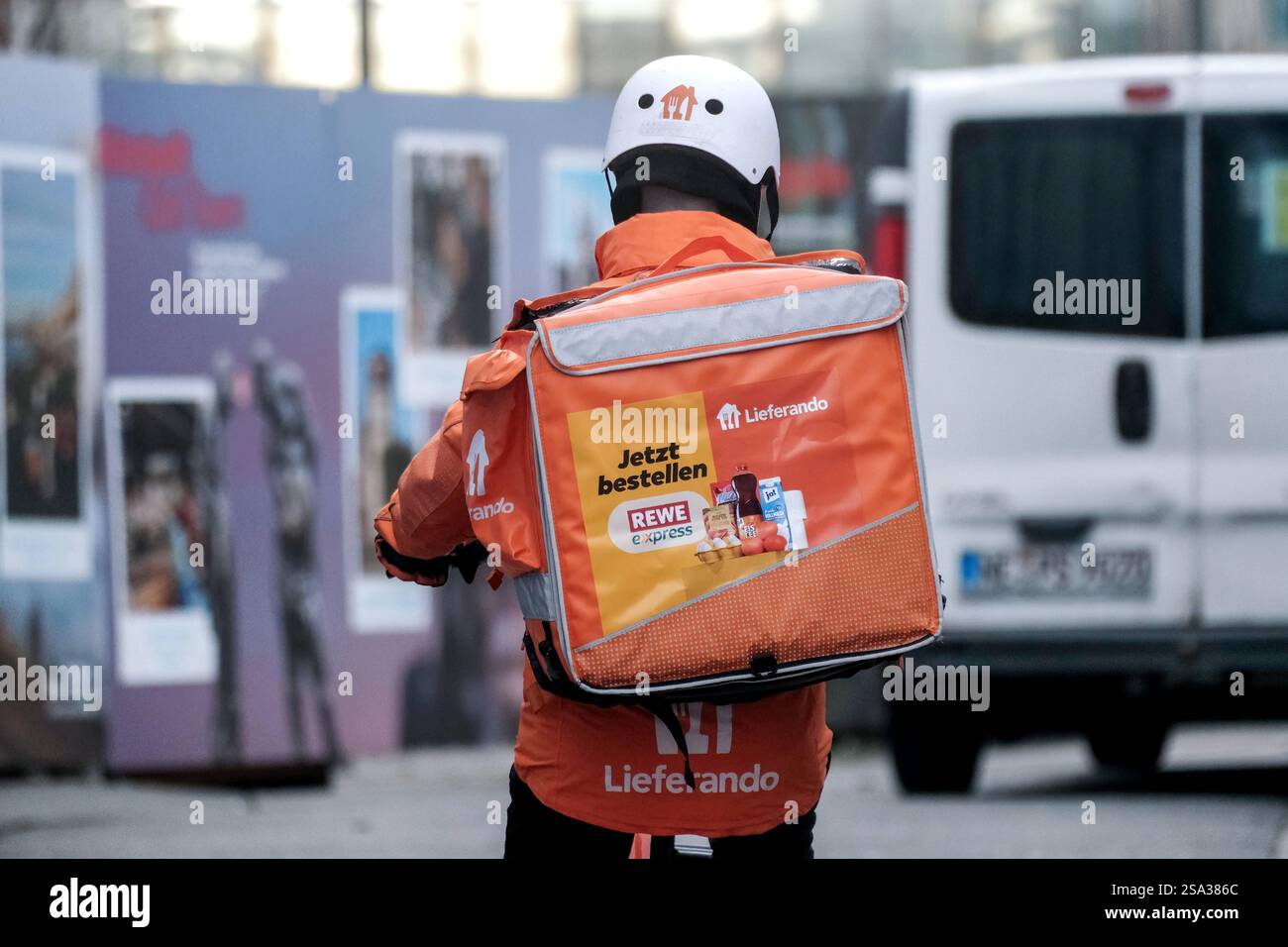 Düsseldorf 28.01.2025 Lieferando Rewe express Lebensmittel Supermarkt ...