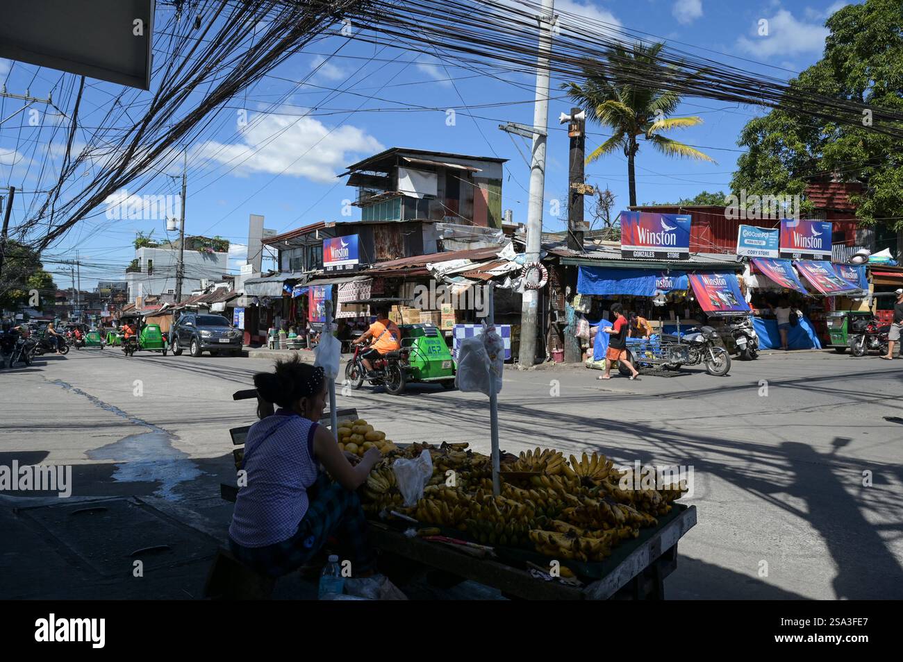 PHILIPPINES, Manila, Quezon City, traffic junction, chaotic power ...