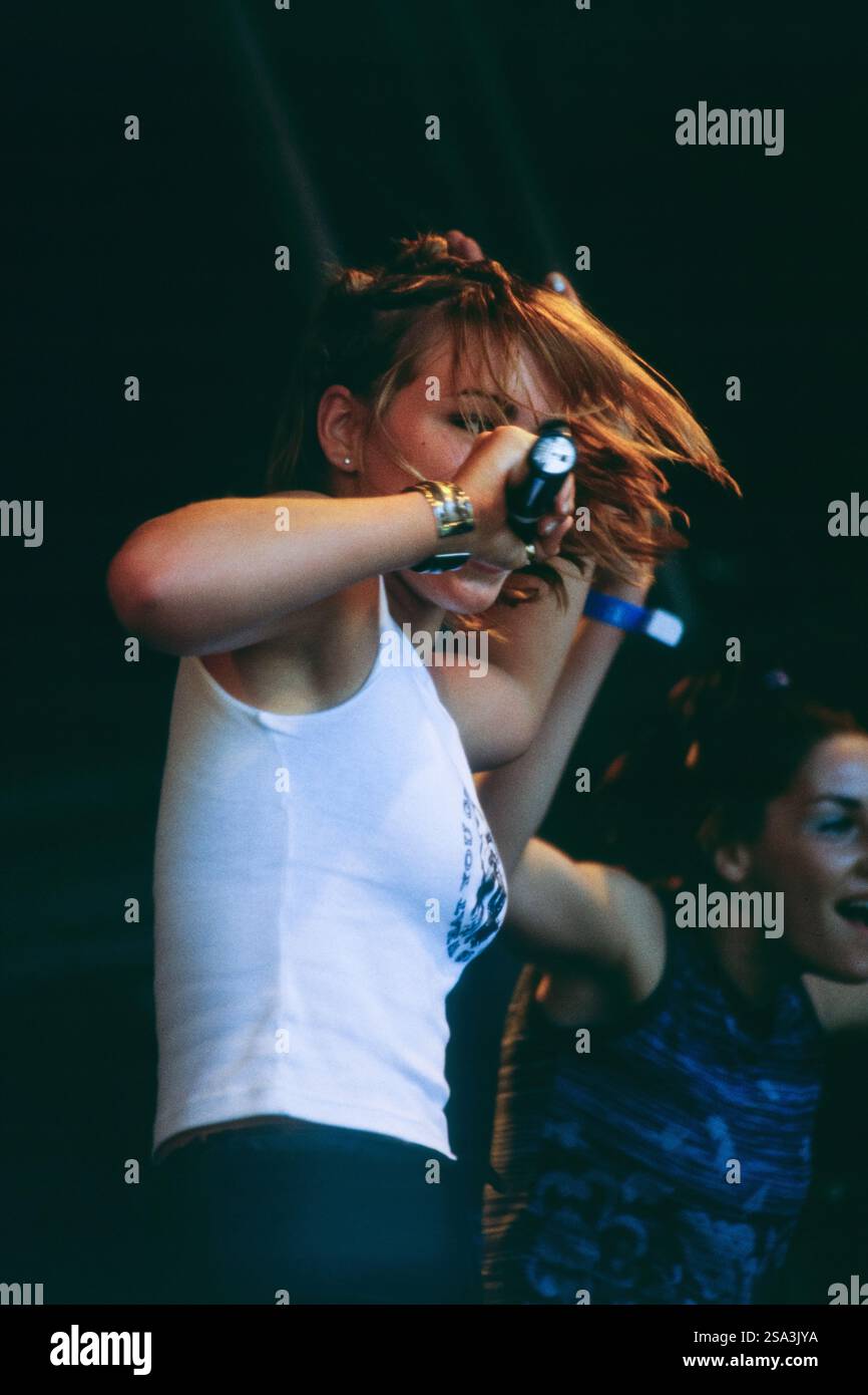 BILLIE PIPER, SINGER, 1998: Billie Piper at 15-years-old on the Red ...
