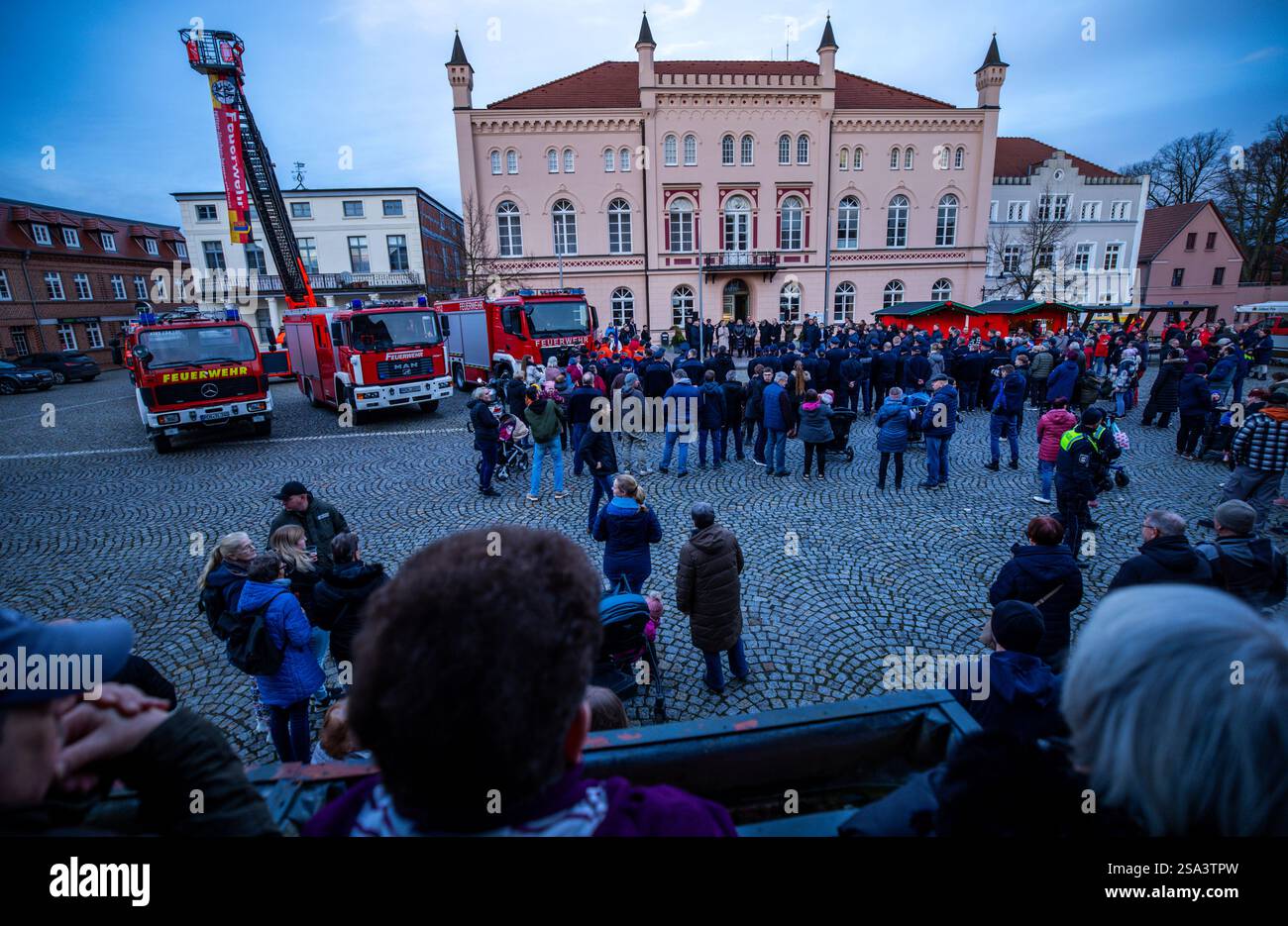 Sternberg, Germany. 28th Jan, 2025. On the market square, residents ...