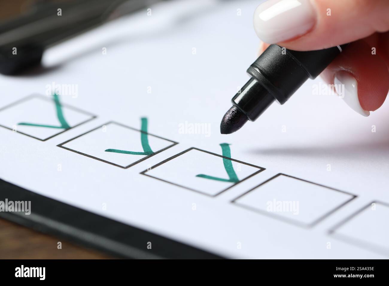 Person check mark icon hi-res stock photography and images - Alamy