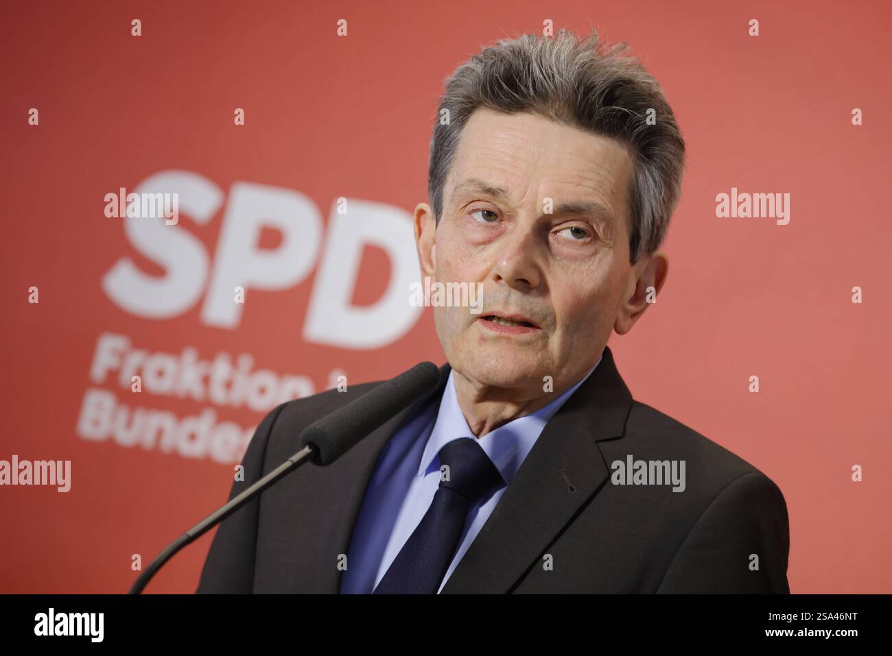 Deutschland, Berlin, Reichstag, Pressekonferenz: Vorsitzende der SPD-Bundestagsfraktion, Rolf ...