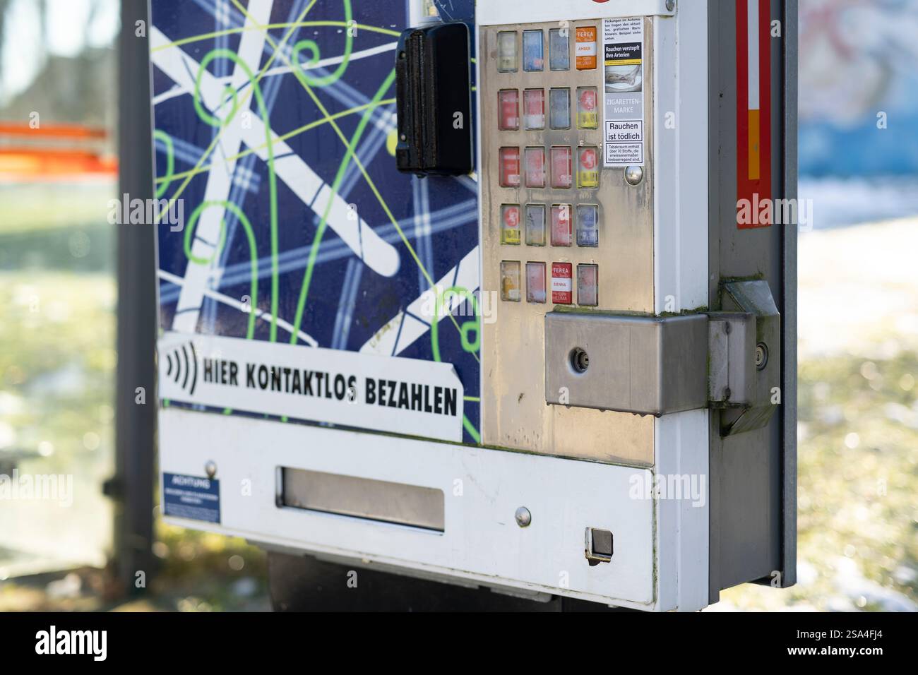 Old fashioned vending machine hi-res stock photography and images - Alamy
