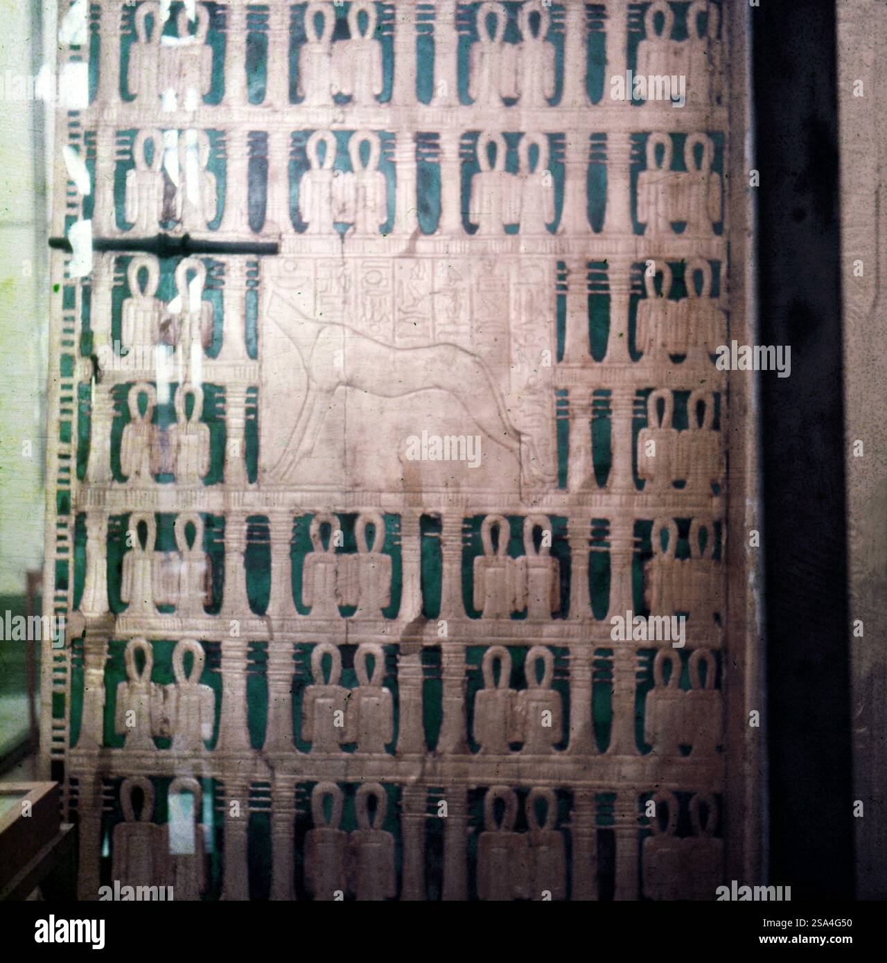 Äußerer der vier Schreine mit dem Katafalk aus dem Grabschatz des ...