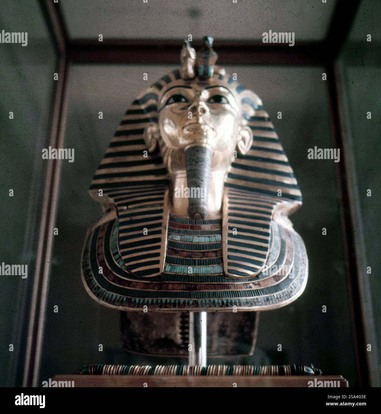 Goldene Totenmaske aus dem Grabschatz des Pharao Tut Anch Amun im ...