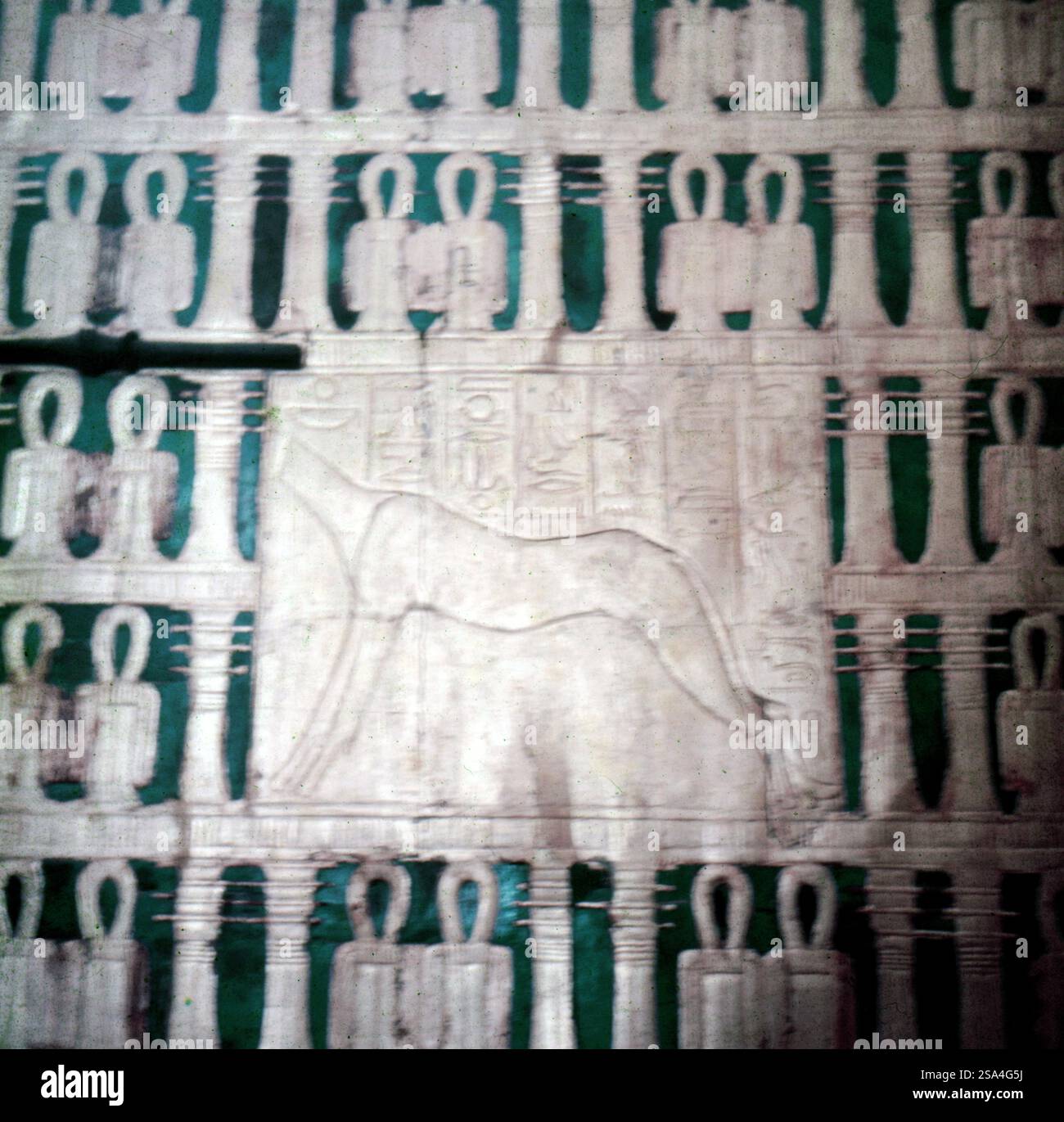 Äußerer der vier Schreine mit dem Katafalk aus dem Grabschatz des ...