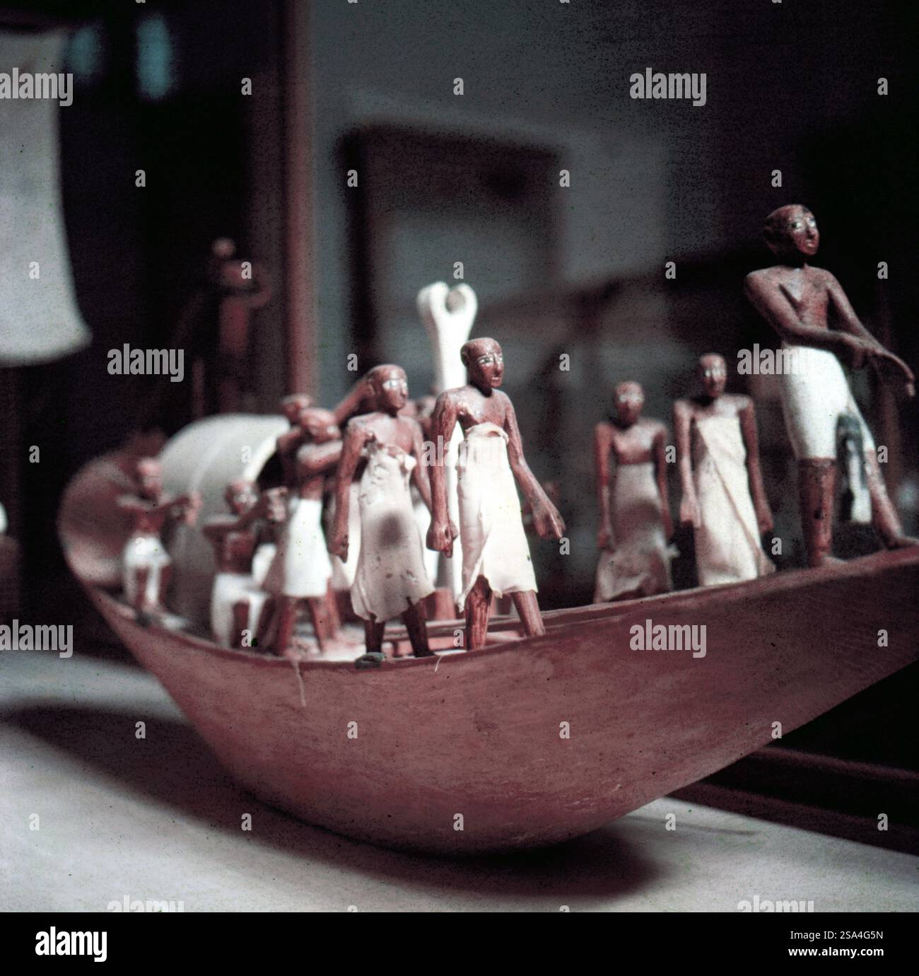 Schiffsmodell mit Besatzung im Ägyptischen Museum in Kairo, Ägypten ...