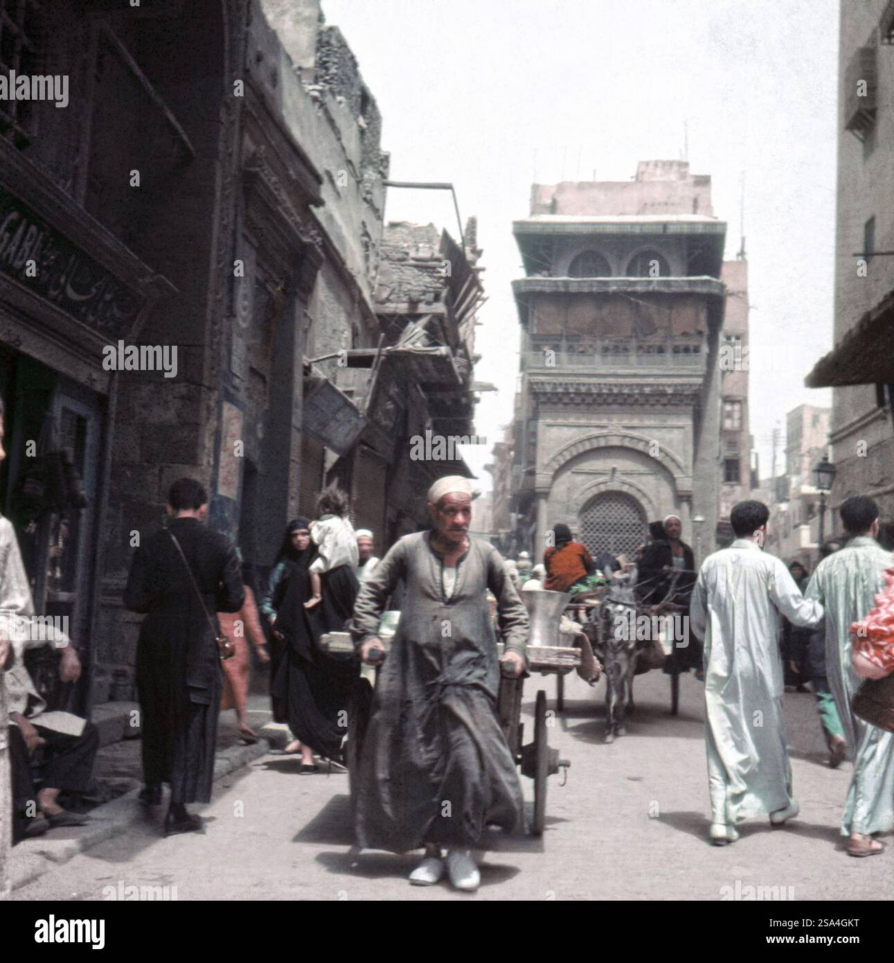 Menschen unterwegs in einer Straße der Altstadt von Kairo, Ägypten 1955 ...