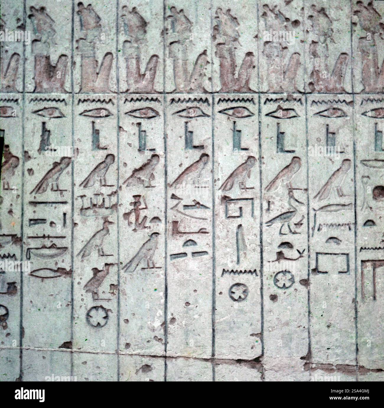 Hieroglyphentext in einem Wandrelief im Totentempel des Pharao Sethos I ...