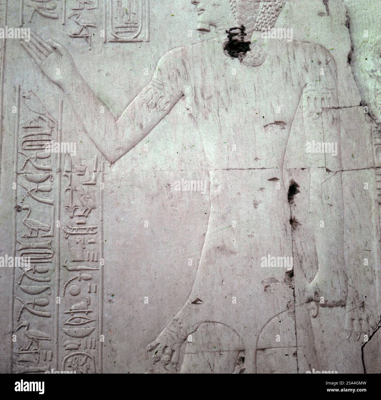 Pharao Sethos trägt ein Pantherfell auf einem Wandrelief im Totentempel ...